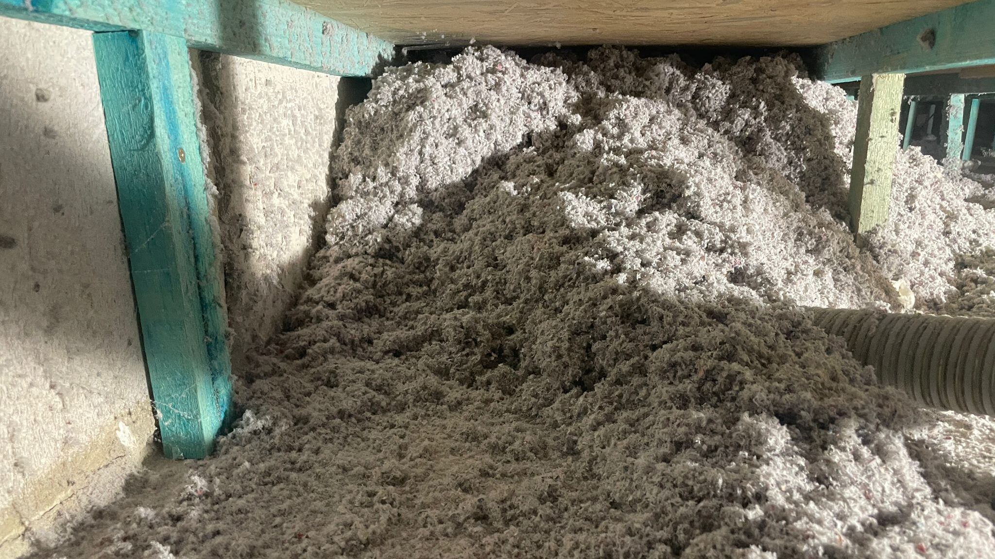 Foukaná teplená izolace stále s lidskou inteligencí a zdravým selským ...